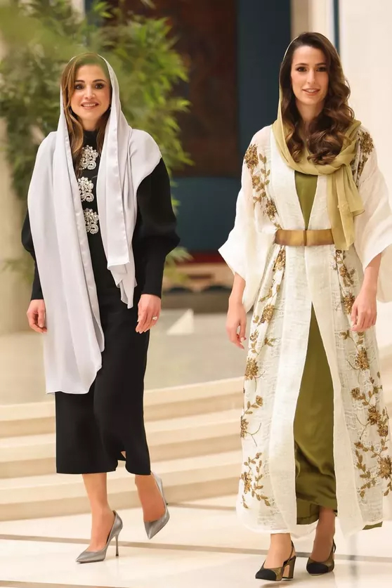 Fiançailles Du Prince Hussein : Zoom Sur Les Looks De La Reine Rania Et ...